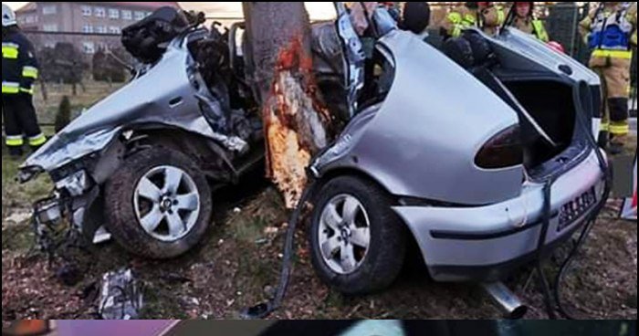 Auto rozwalone zawinięte na drzewie naklejki albo grubo albo wcale ...
