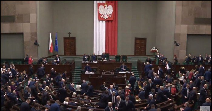 Pierwszy wykład pełna sala vs drugi wykład pusta sala rząd parlament ...